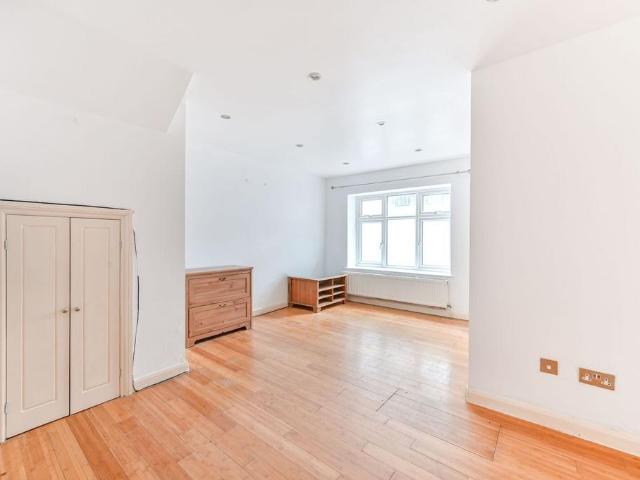 Chatsworth Road, Mapesbury Estate. 2 bed flat to rent £3,034 pcm £700 pw