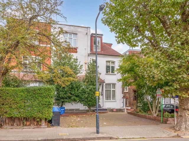 Chatsworth Road, Mapesbury Estate. 2 bed flat to rent £3,034 pcm £700 pw