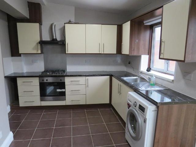 Chaucer Avenue, Cranford, Hounslow TW4 4 bed end of terrace house to rent £2,550 pcm £588 pw
