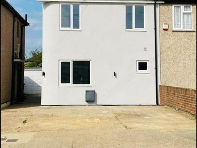 Chaucer Avenue, Hayes, Middlesex, UB4 6 bed semi detached house to rent £4,000 pcm £923 pw