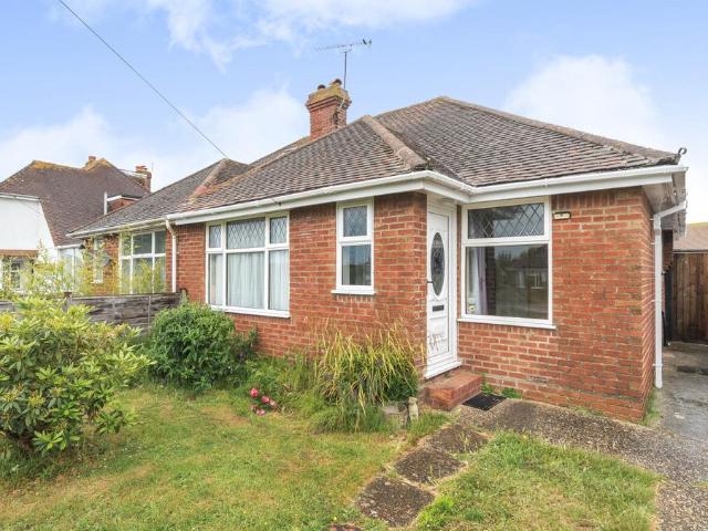Chaucer Avenue, Littlehampton BN16 2 bed bungalow to rent £1,550 pcm £358 pw
