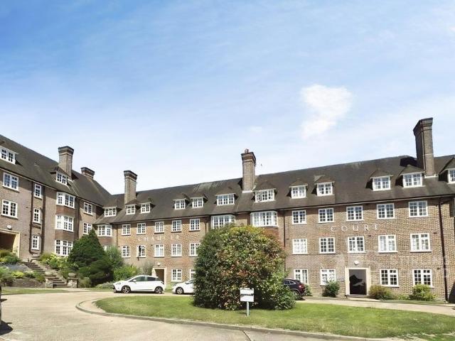 Chaucer Court, Guildford, Surrey, GU2 2 bed apartment to rent £2,200 pcm £508 pw