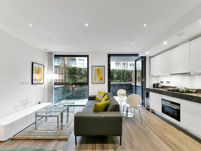 Chaucer Gardens, Goodman's Fields. Studio to rent £2,600 pcm £600 pw
