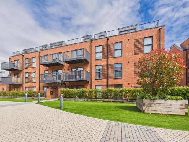 Chawton Court, Hook, RG27 2 bed apartment to rent £1,575 pcm £363 pw