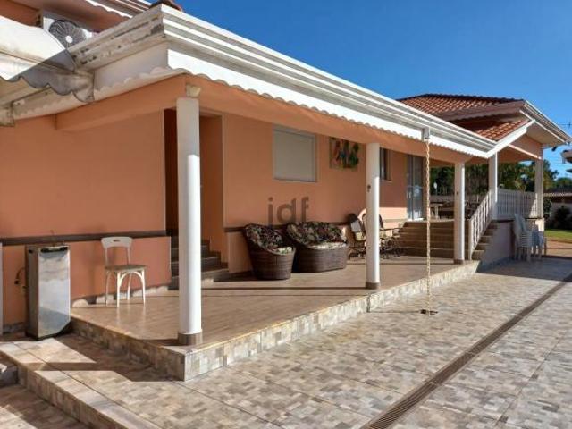 Chácara semi nova com terreno plano E LINDO JARDIM