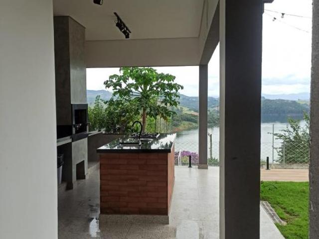 Chácara maravilhosa com vista para a represa em condomínio em Igaratá SP