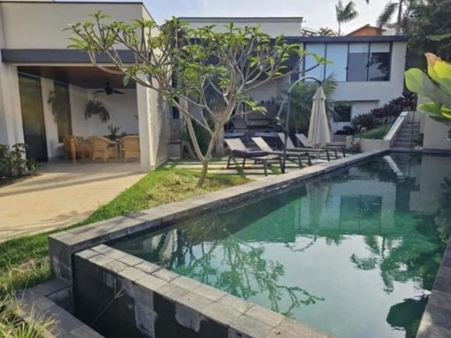 CHÁCARA Á BEIRA DA REPRESA DE IGARATÁ PÉ NA AGUA NO CONDOMINIO TRES MARIAS EM IGARATA SP