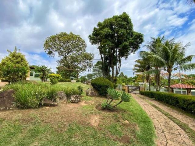 Chácara à venda: 10.000 m² de lazer, piscina, lago e casa rústica em condomínio exclusivo. Natureza