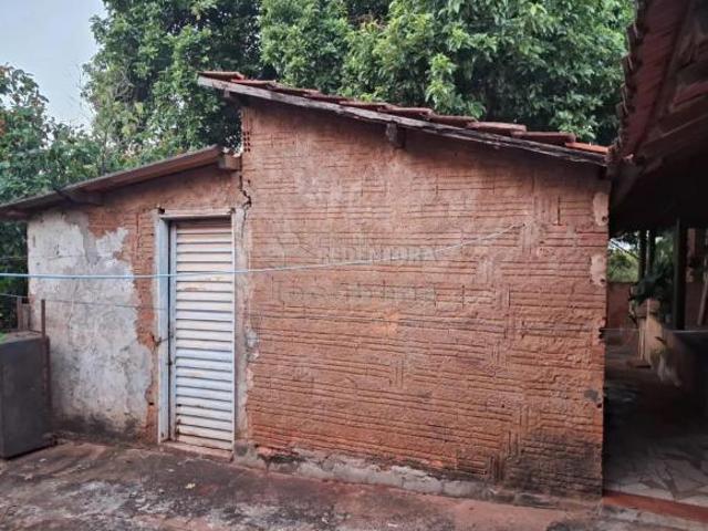 Chácara à venda com 03 casas no terreno