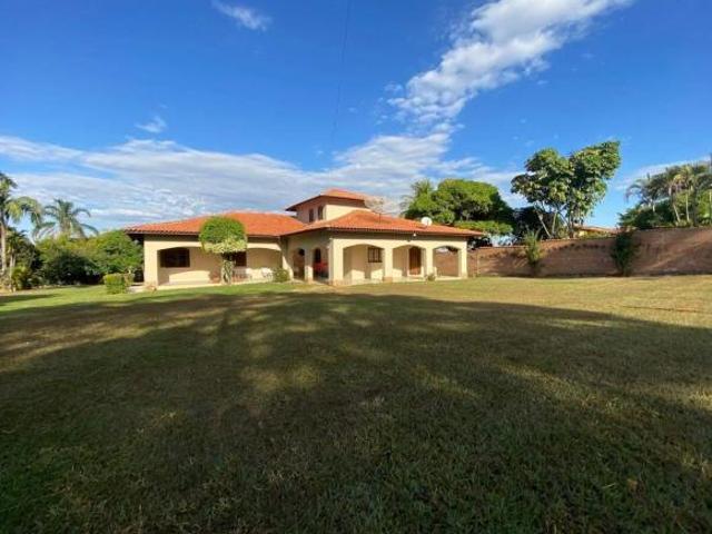 Chácara à venda com 1.500 m² de área de terreno amplo com 4 dormitórios sendo 3 suítes e duas com cl