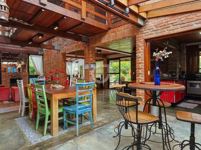 Chácara à venda com 2.425 m² de terreno e 300 m² d