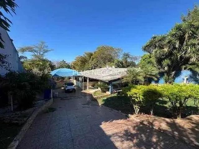 Chácara à Venda com 3 Dormitórios, 1 Suíte, 200m² de Área Útil e Amplo Espaço no Bairro Santa Helena