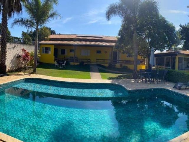 Chácara á venda com 3 dormitórios, sendo 1 suíte, ampla piscina aquecida, espaço