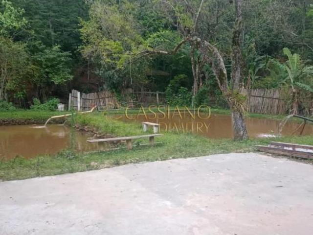 Chácara à venda de 150m² | 03 dormitórios, sendo 01 suíte e 03 vagas de garagem | Águas do Canindú