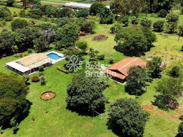 Chácara à venda de 20.000m², próxima à pista, toda cercada e com topografia plana