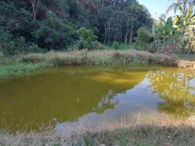 Chácara à venda em Guararema com 3.500m², asfalto e lago
