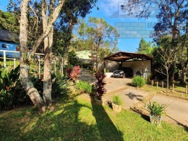 Chácara à venda em Itapecerica da Serra SP: 2 quartos, 1 suíte, 2 salas, 5 banheiros, 4 vagas de gar