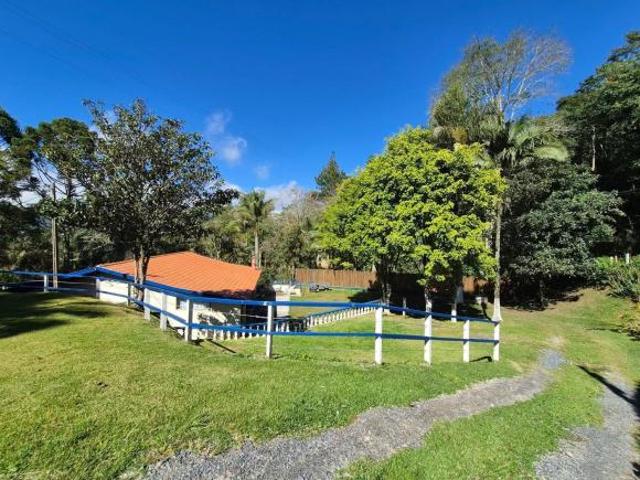Chácara à venda em Santo Antônio do Pinhal com lago, 1.800 m² de terreno e a apenas 1,5 km do centro