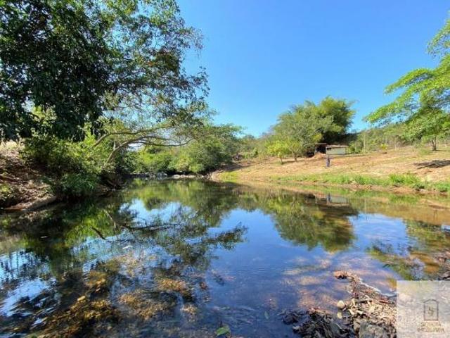 Chácara á venda em Pirenópolis com rio