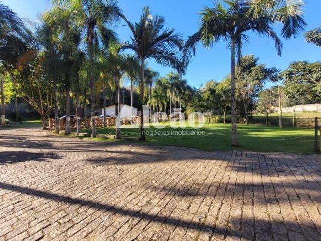 Chácara à venda em Valinhos – Bairro Chácaras São Bento | 2.053 m² de terreno com lago, piscina e sa