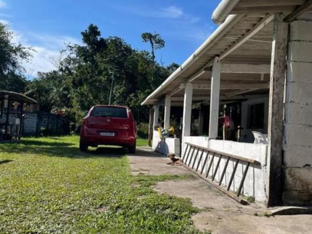 Chácara a venda no bairro Indaia em Itanhaém. Possui 03 dormitórios