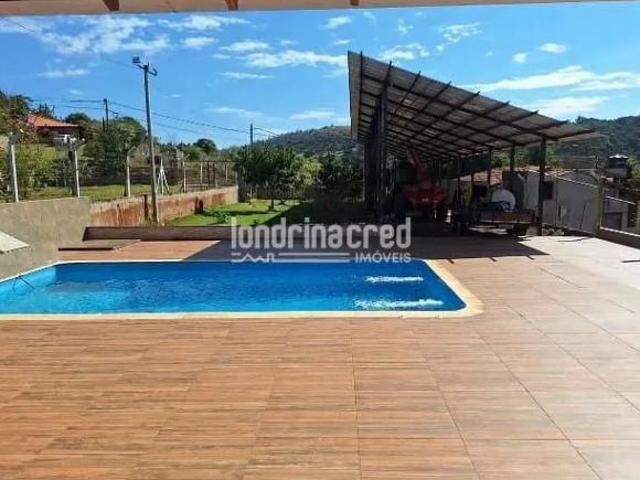 Chácara à Venda na Beira do Asfalto 2 Quartos, Suíte, Barracão de 250m², Usina Solar com 80 Placas