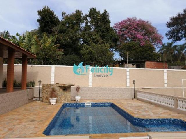 Chácara à venda porteira fechada com piscina, área de lazer completa e amplo ter