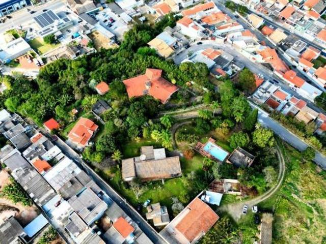 Chácara à venda toda gramada e arborizada com 3 casas, localizada no bairro da Colônia em Jundiaí