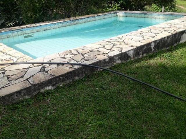 CHÁCARA ACONCHEGANTE COM LAGO E PISCINA EM JUQUITIBA/SP