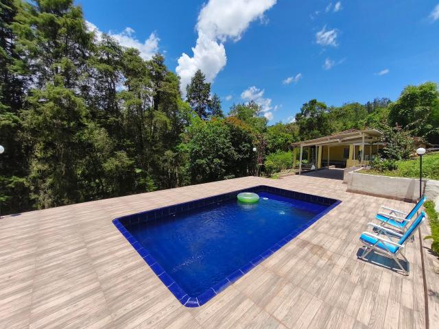 Chácara aconchegante com piscina e lareira LT0084