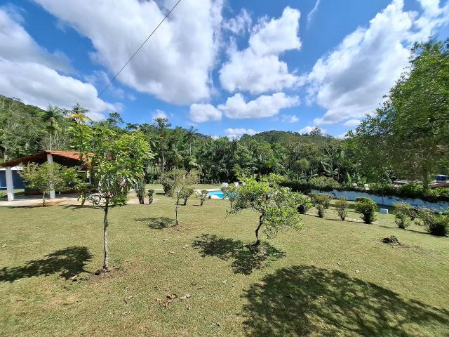 Chácara aconchegante com piscina e prainha LT0068