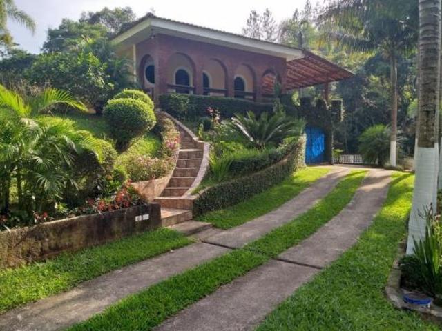 Chácara alto padrão em São Lourenço da Serra com piscina e lago