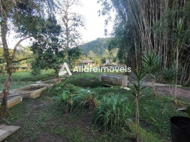 Chácara c/ 3 quartos, 3 suítes e 22 vagas, 250m², à venda, no bairro Chácaras Iporanga, por 950.000