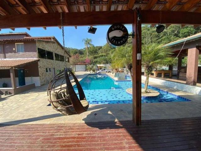 Chácara com 418 metros², 4 quartos, piscina e churrasqueira em São Roque SP