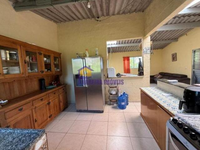 Chácara com 4 dormitórios, bem localizada