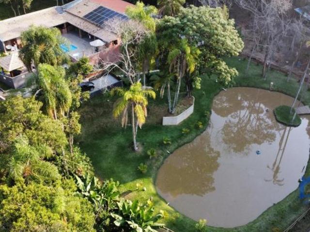 Chácara com 4 Quartos e 3 banheiros à Venda, 2.100 m² por R$ 1.400.000 Cód. ch1661