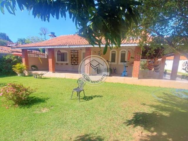 Chácara com 4 quartos e piscina. Venda ou Permuta. Terreno de 1270m². Rua Asfaltada, apenas 5 minuto
