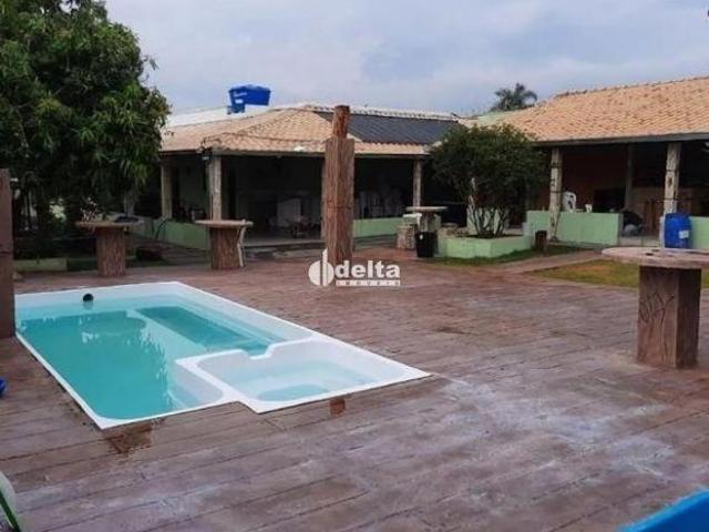 Chácara com 4 quartos sendo 1 suíte disponível para venda no bairro Morada Nova em Uberlândia MG