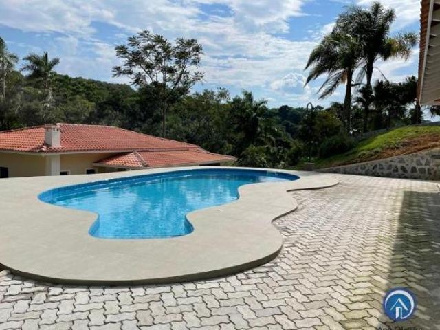 Chácara com 4 suítes e casa de caseiro no Condomínio Recanto dos Pássaros em Jacareí