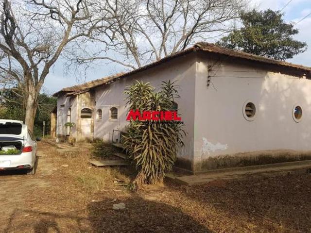 Chácara com 4.950m² à Venda em Caçapava Casa Ampla, Quiosque com Churrasqueira e Campo de Futebol