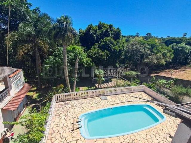Chácara com 5 dormitórios, área gourmet e piscina!