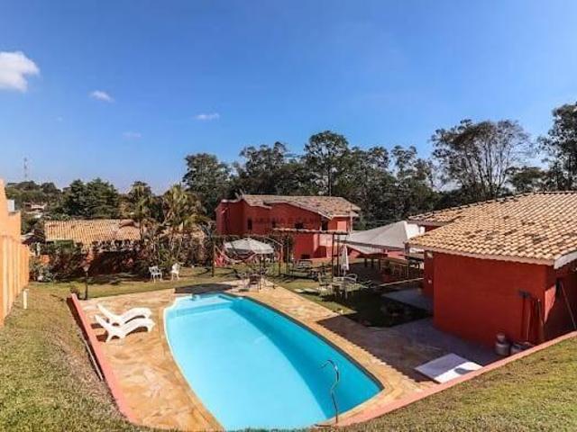 Chácara com 9 dormitórios e lazer completo em Atibaia