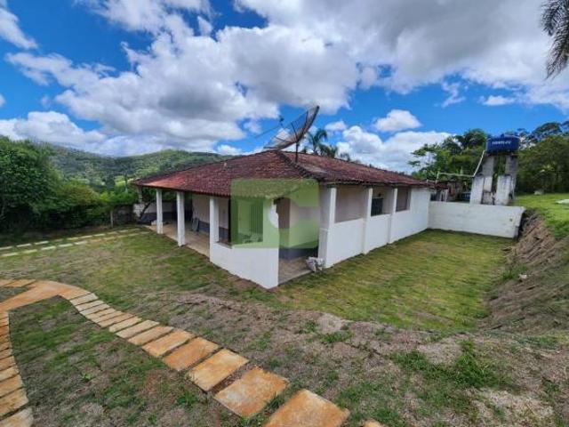 Chácara com 02 casas e área de lazer luxuosa em Biritiba Mirim!