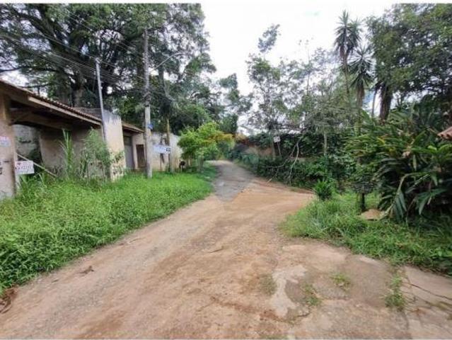 Chacara com 1.002 m2 e 341 m2 de area construída em Embu das Artes