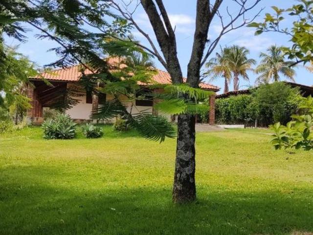 Chácara com 3 dormitórios à venda, 249m² por R$ 860.000 – Chácara dos Pinhais – Boi