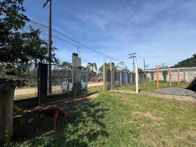 Chácara com 3 quartos e espaço para piscina em Peruíbe
