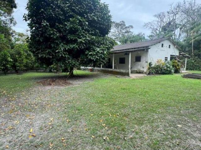 CHÁCARA COM 3.023m² COM 2 QUARTOS E LAGO EM ITANHAÉM