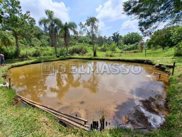 Chácara com 3.100m² e lagos!
