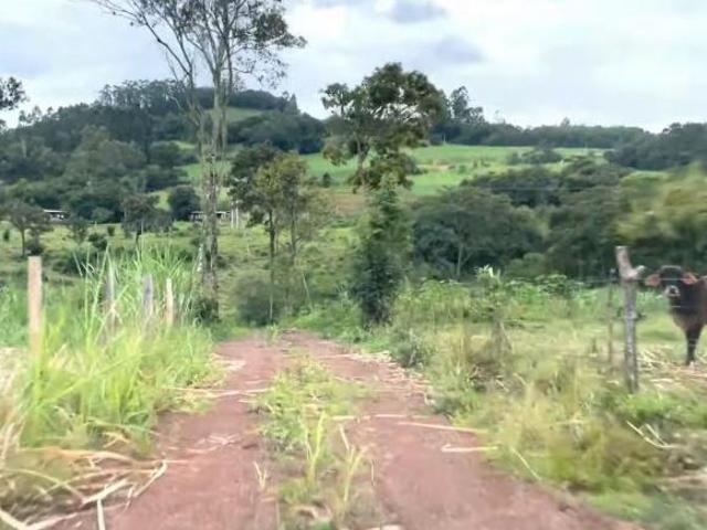 CHACARA COM ACUDE E RIACHO PERTO DA CIDADE EM.