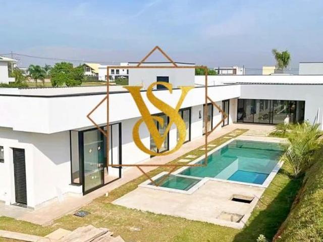 Chácara com arquitetura moderna em condomínio no km 75 da Castelo Branco